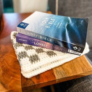 CHECKERED BOOK COVER / Ivory & Color Checkered / Crochet Book Sleeve ...