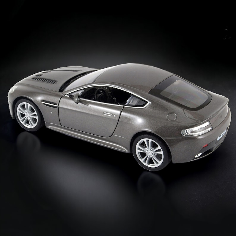 Aston Martin V12 Vantage 2010 1:24 Model Metal Toy Car With ...