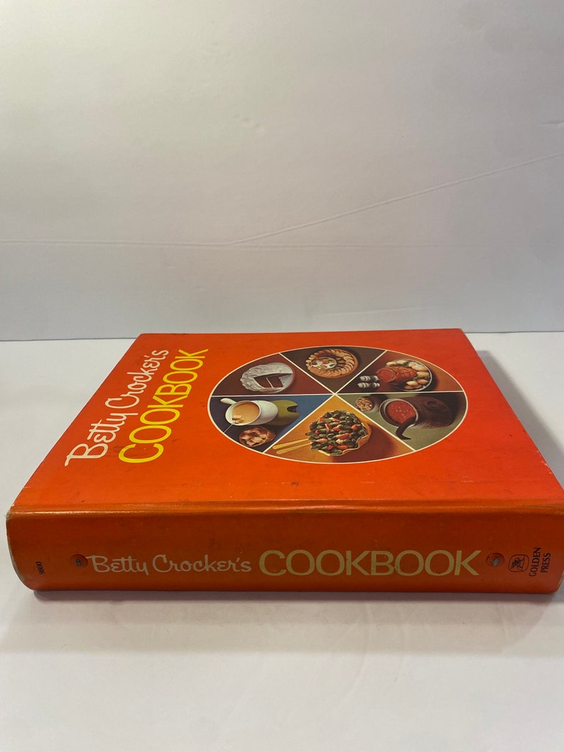 Vintage Betty Crocker Cookbook | 1969 Golden Press, NY First "pie" Ring ...