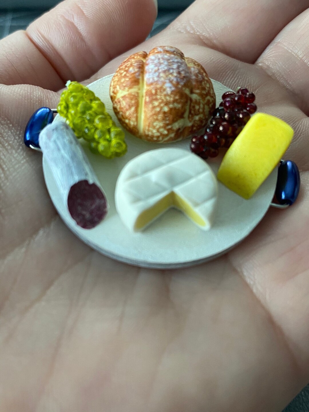Mini tabla de quesos para tu casa de muñecas, diorama, rincón de libros ...