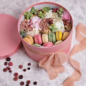 Macarons for Mum Valentine Day Mothers Day Eid Flowers in Box Macaron Birthday Present Flower ...