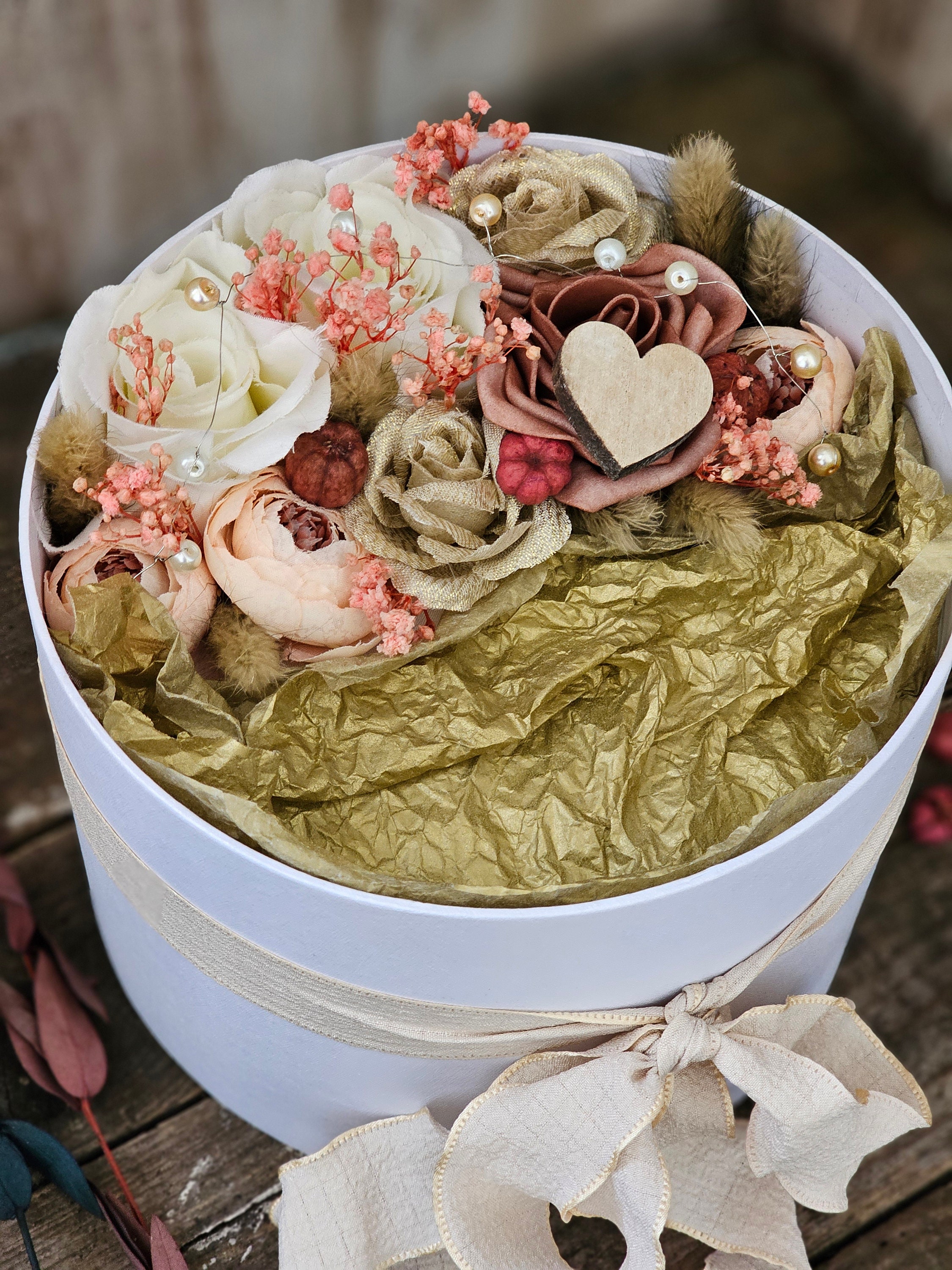 Macarons for Mum Valentine Day Mothers Day Eid Flowers in Box Macaron ...