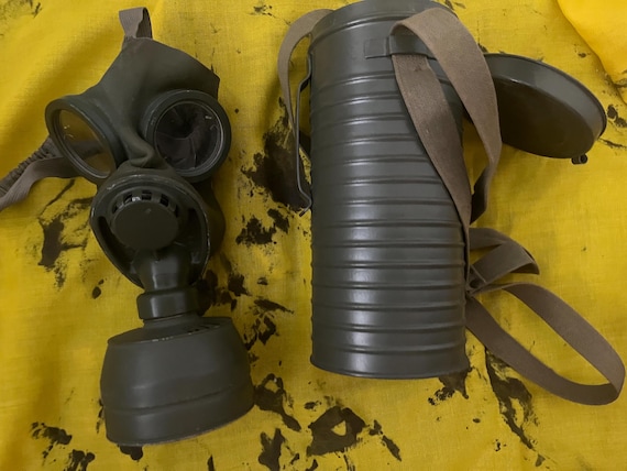 WW2 Swiss army/civil defense gas mask complete with c… - Gem