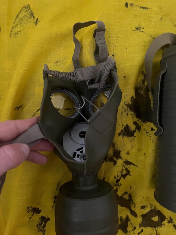 WW2 Swiss army/civil defense gas mask complete with c… - Gem
