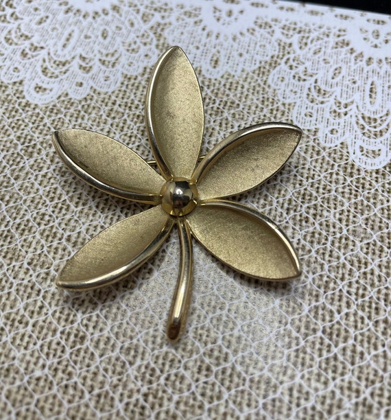 Vintage trifari flower brooch - Gem