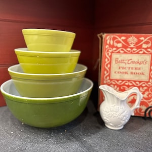 Set of 3 Pyrex Mixing and Cinderella Bowl Display Stands | Vintage Bowl ...