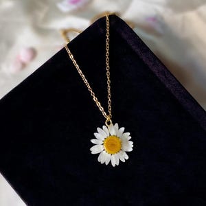 Handmade Resin Daisy Pendant Necklace, Real Flower Jewelry - Etsy