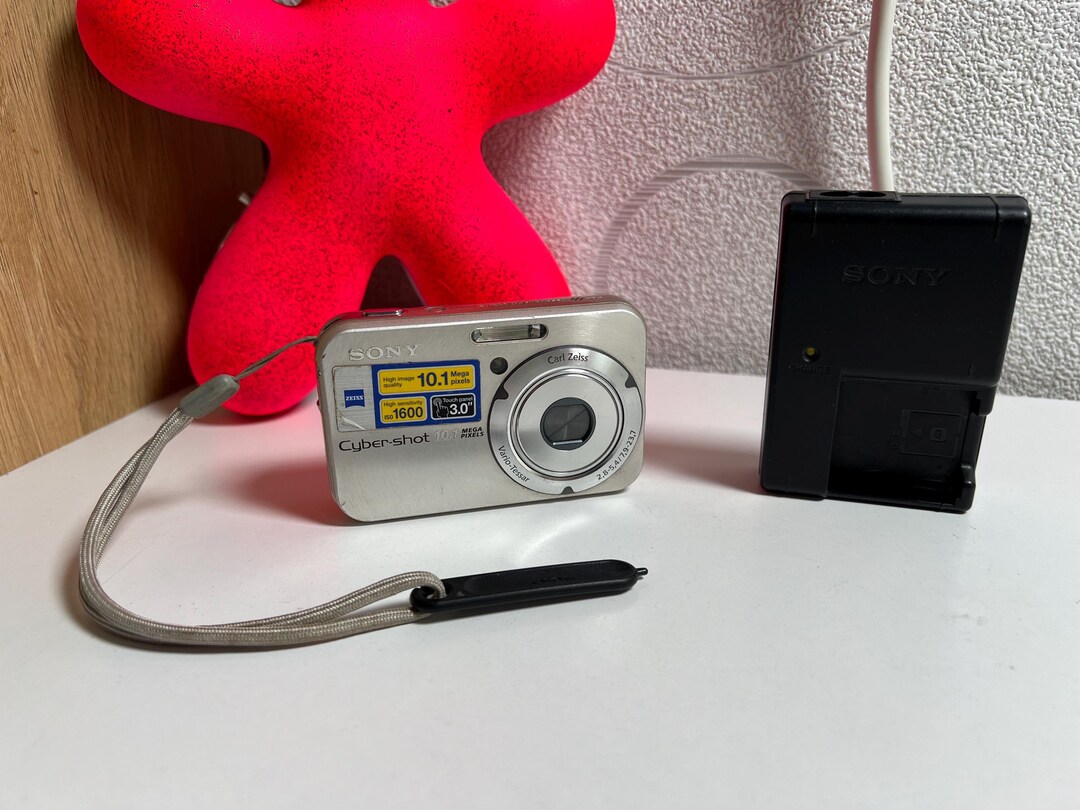 Sony Cyber-shot DSC-N2 10.1MP Digital Camera - SILVER Vintage Camera ...
