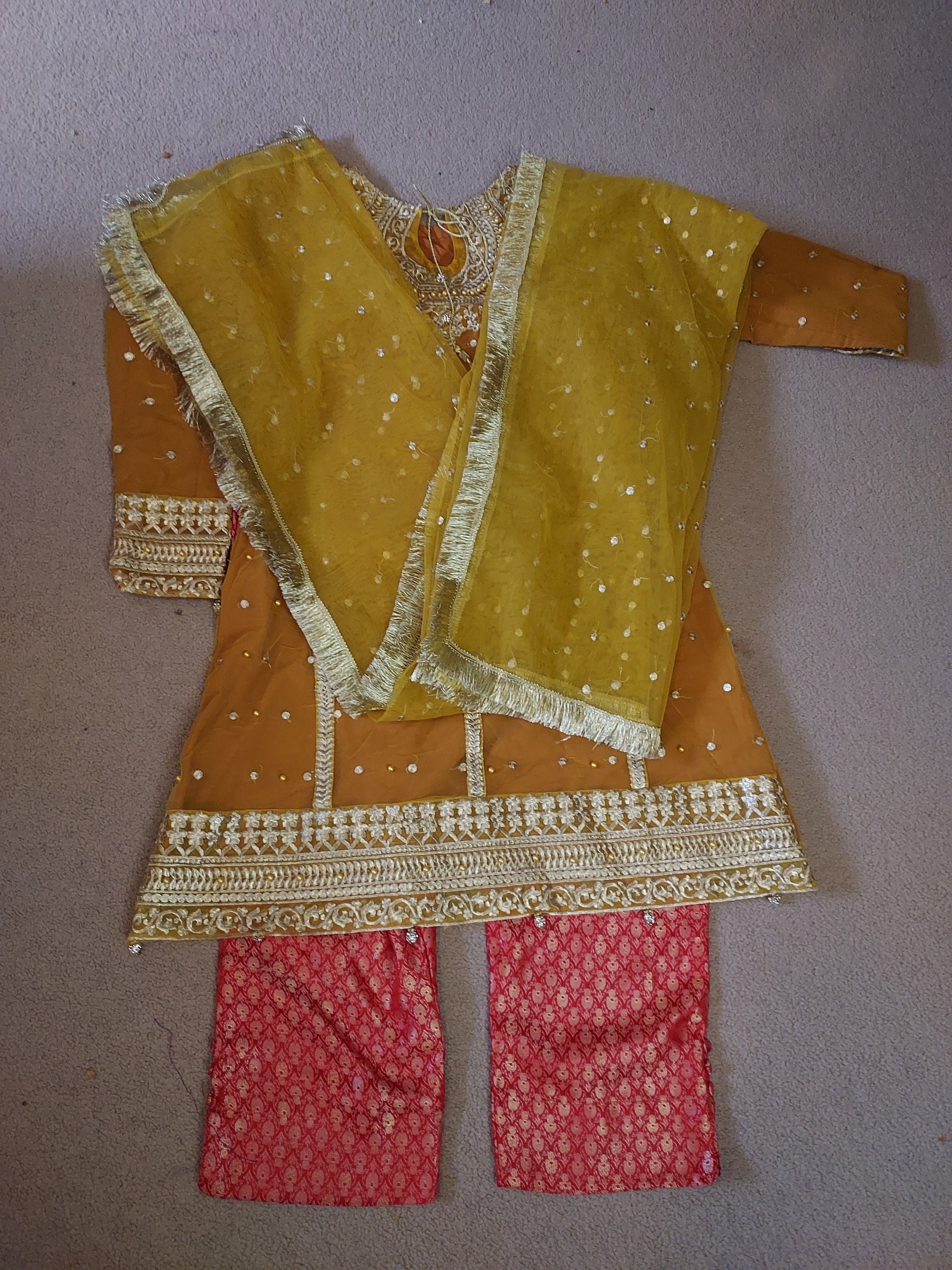 Maiyon Mehndi JAMAWAR PANTS and 4 Side Lace DUPATTA, Pakistani Wedding ...