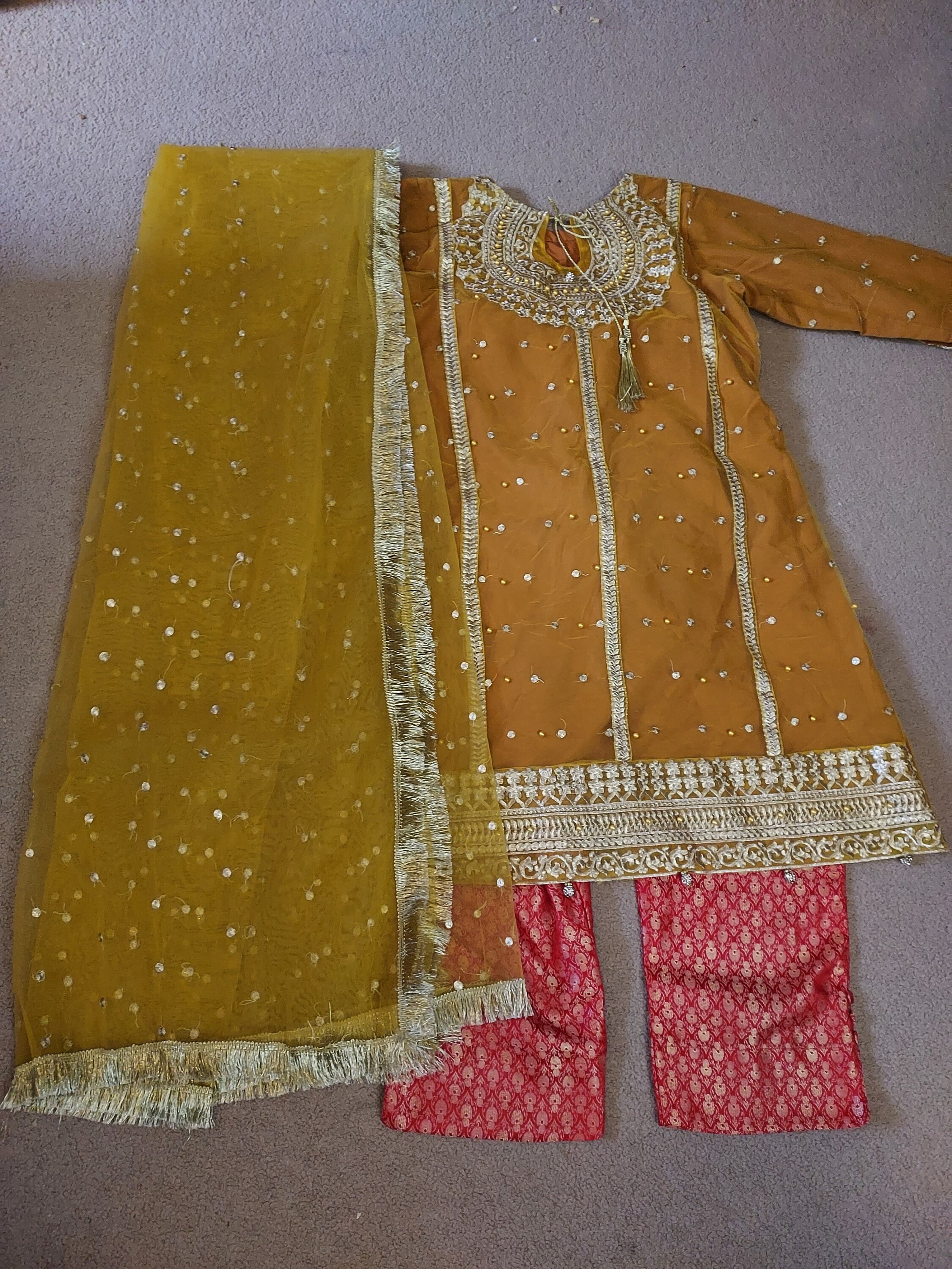 Maiyon Mehndi JAMAWAR PANTS and 4 Side Lace DUPATTA, Pakistani Wedding ...