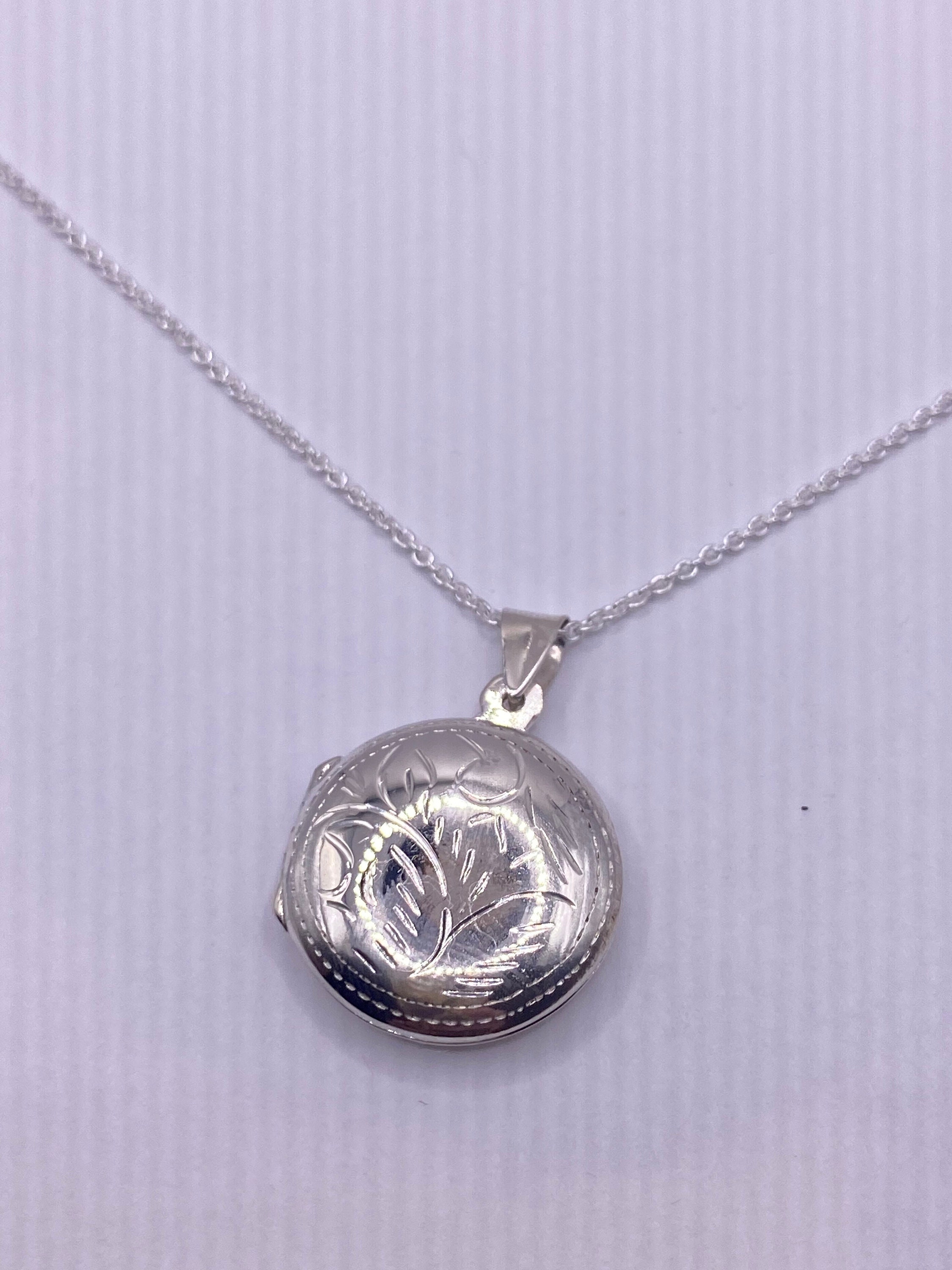 Vintage Silver Locket Tiny Oval Photo Locket Pendant Photo Memory Charm ...