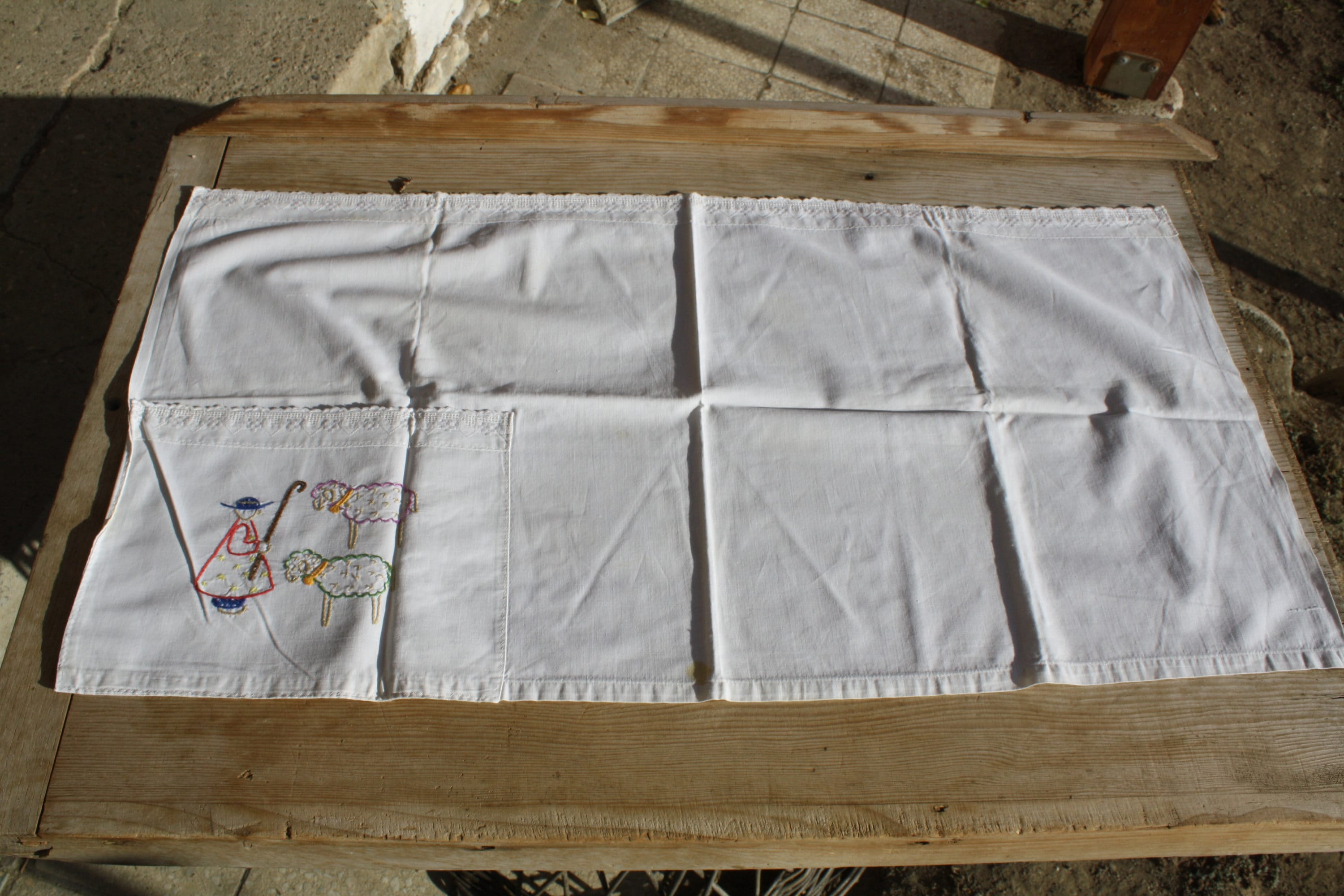 Vintage Embroidered Wall Mount Canvas, Geometric Flower Scene Bathroom ...