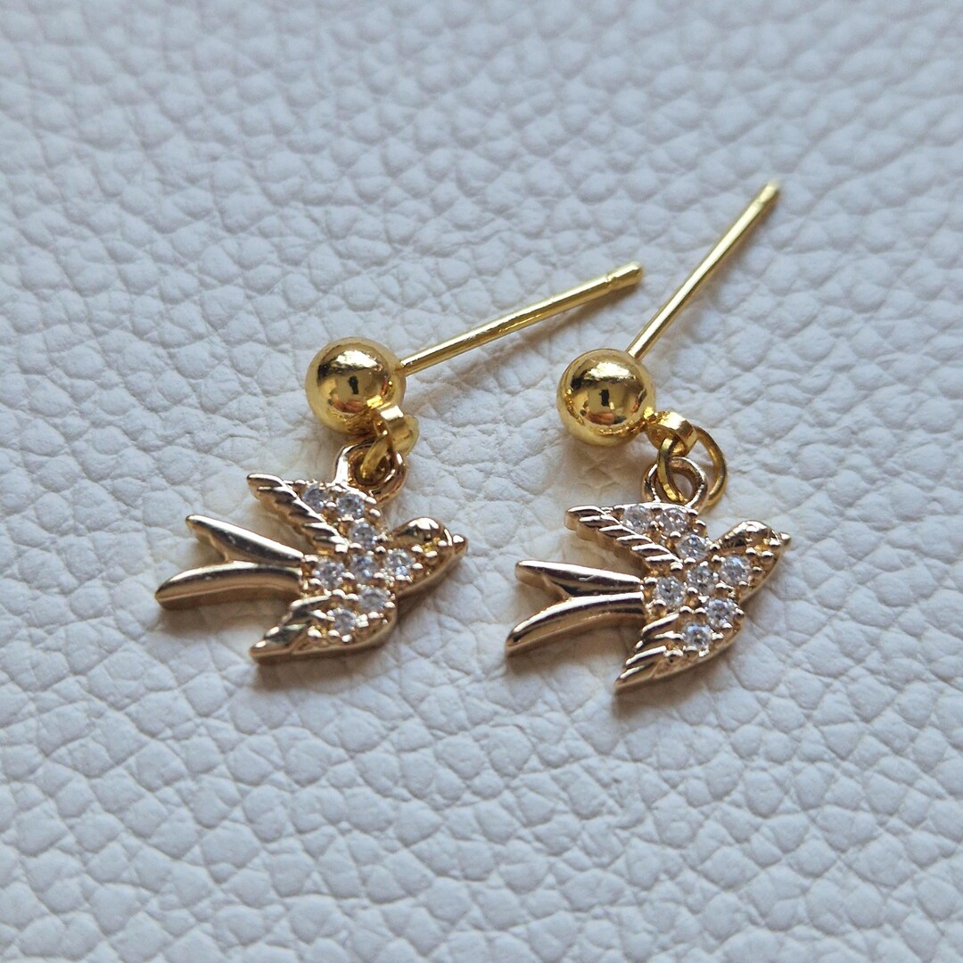 Fijne gouden zwaluw oorbellen met diamanten | Symbool van hoop en ...