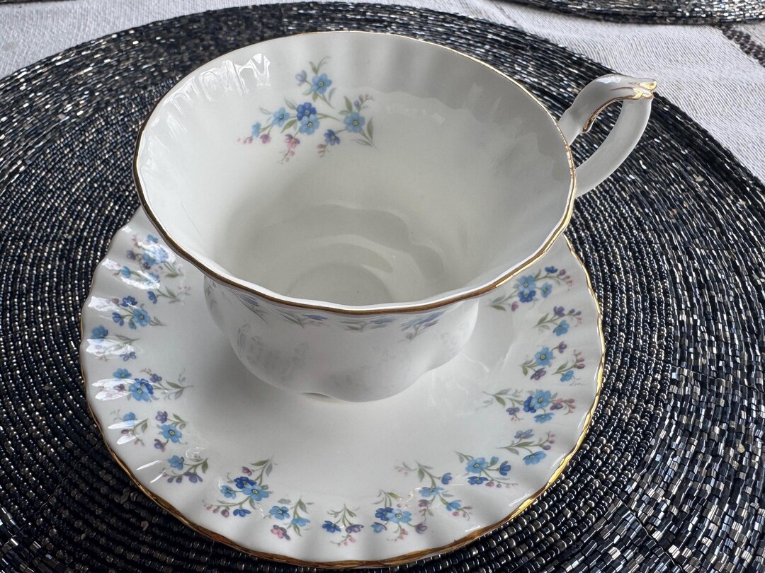 Vintage Royal Albert “memory Lane” Bone China Teacup & Saucer – Made in ...