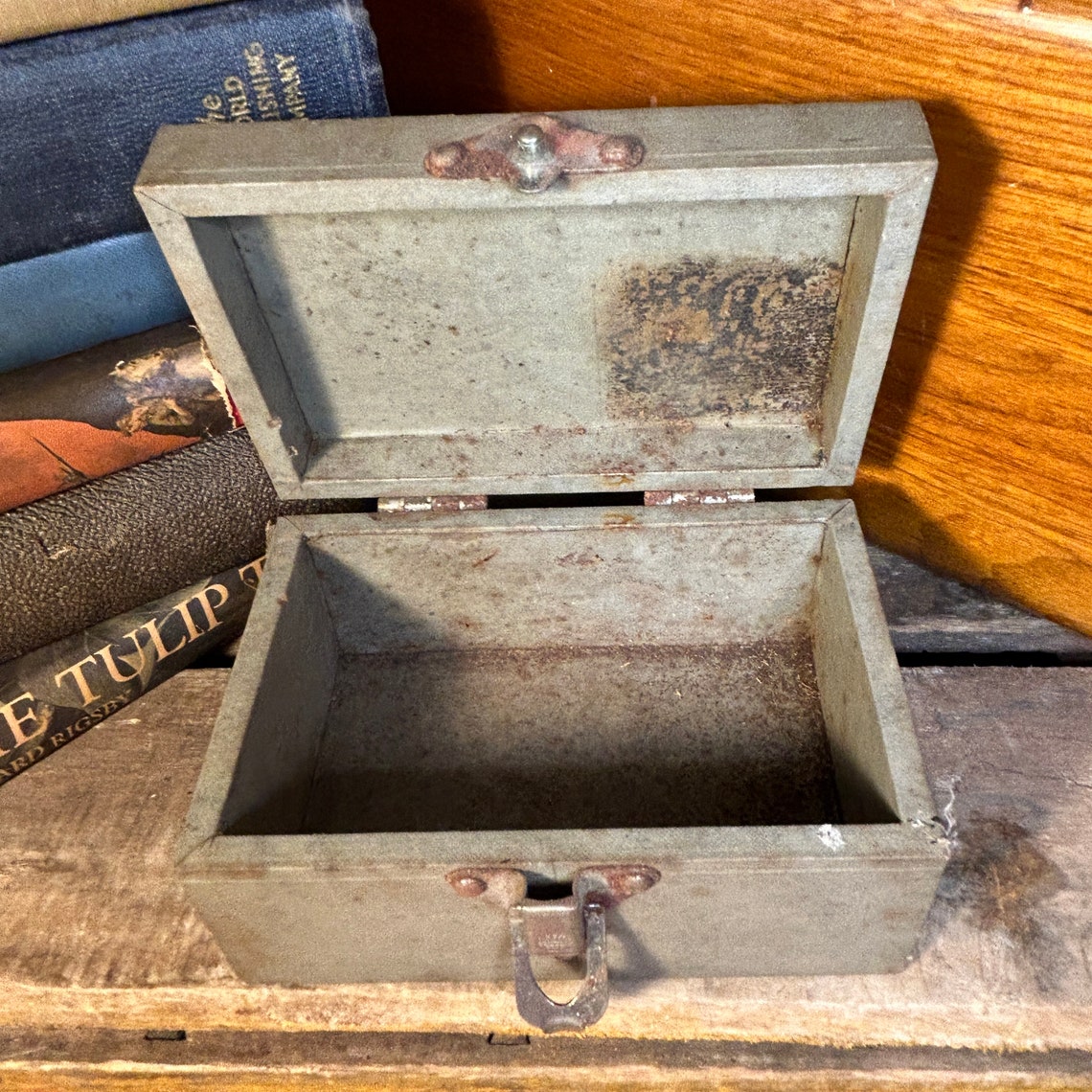 Antique Linear Vibration Pickup Box With Hinge by Consolidated ...