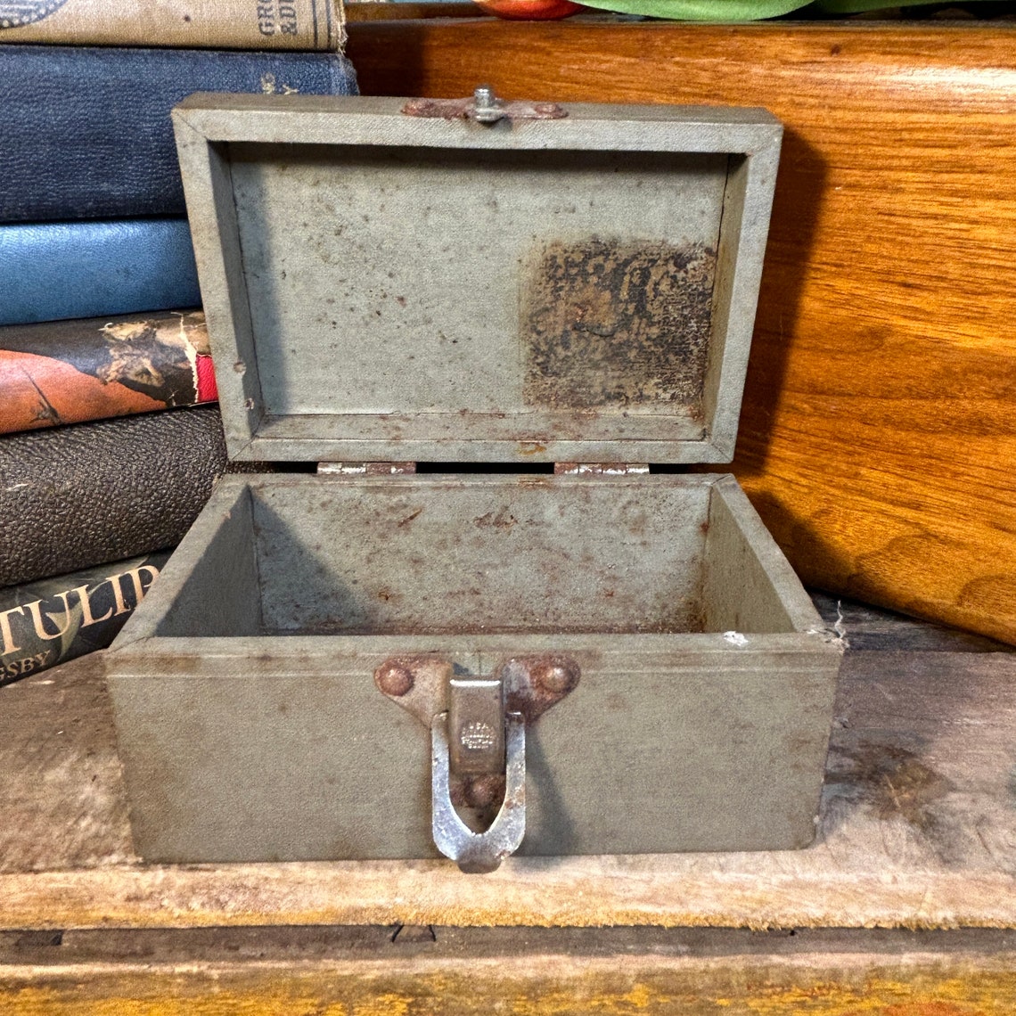 Antique Linear Vibration Pickup Box With Hinge by Consolidated ...