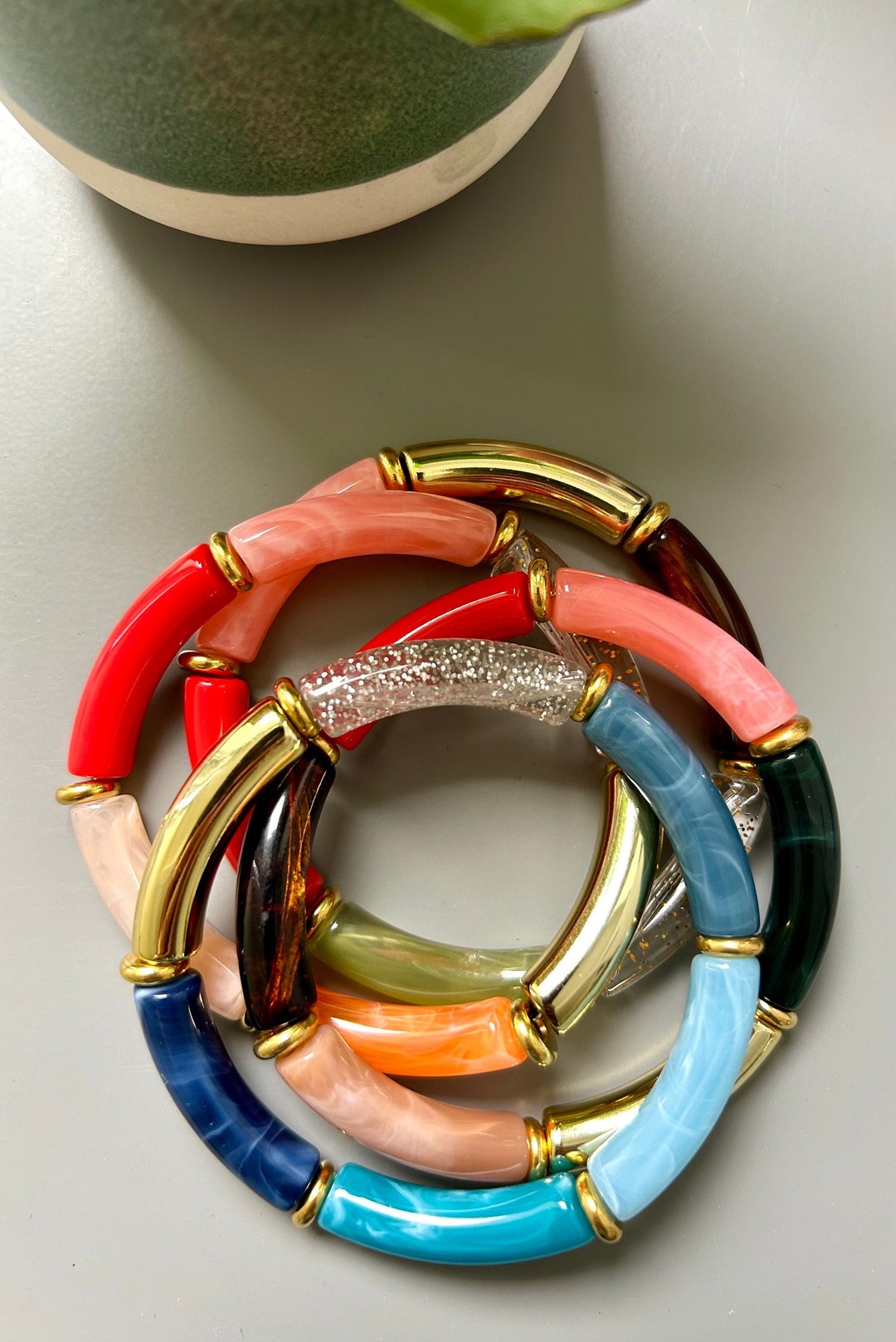 Bracelet perles, tubaire, incurvé, tubulaire en résine de couleur, 8 ...