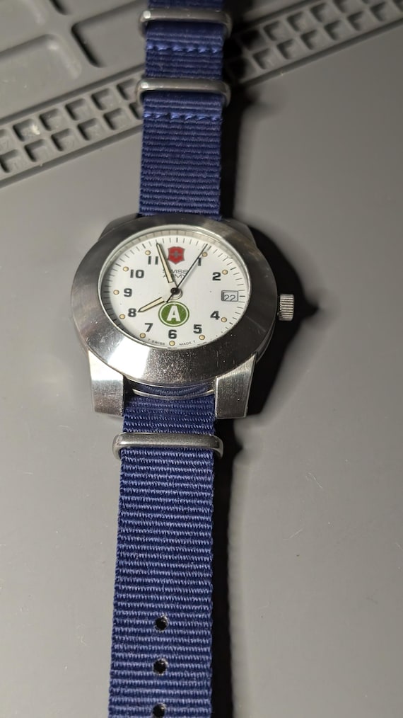 Heavy made Vintage Swiss Army watch with new movement… - Gem