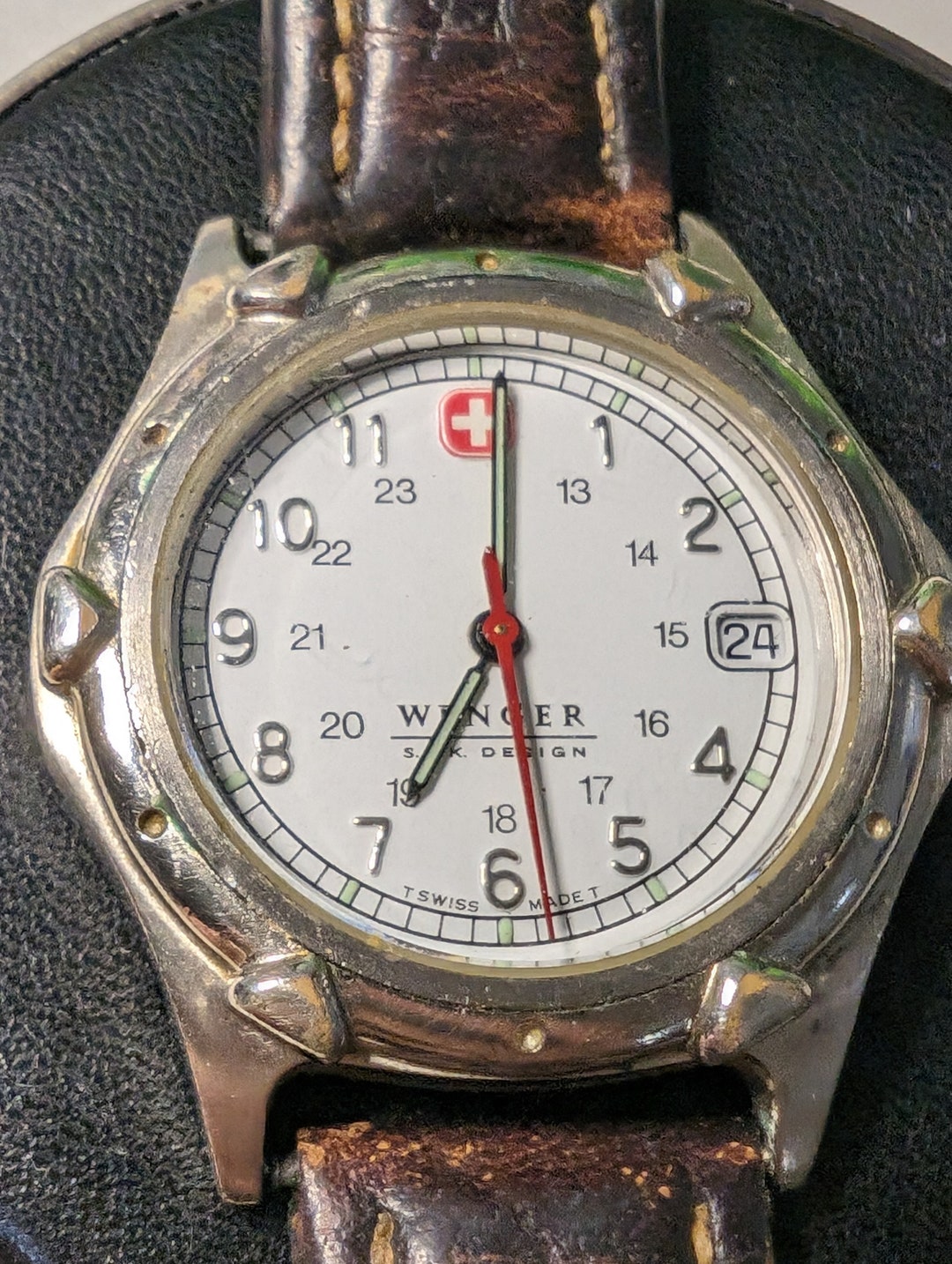 Wenger Swiss Army S.A.K Design Watch With New Battery and Nice Leather ...