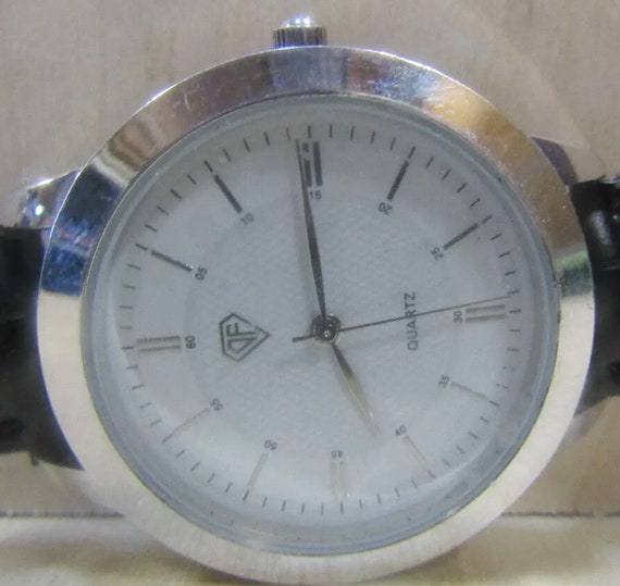 DF white color quartz watch with new battery. Excelle… - Gem