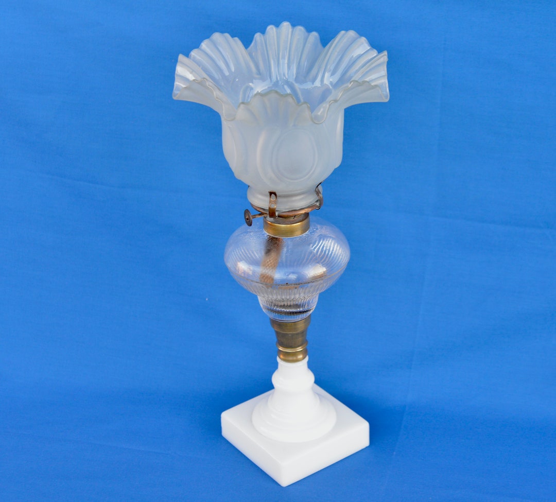 Art Nouveau Oil Lamp, Collectable Table Lamp, Clear Font Quilted Cased ...
