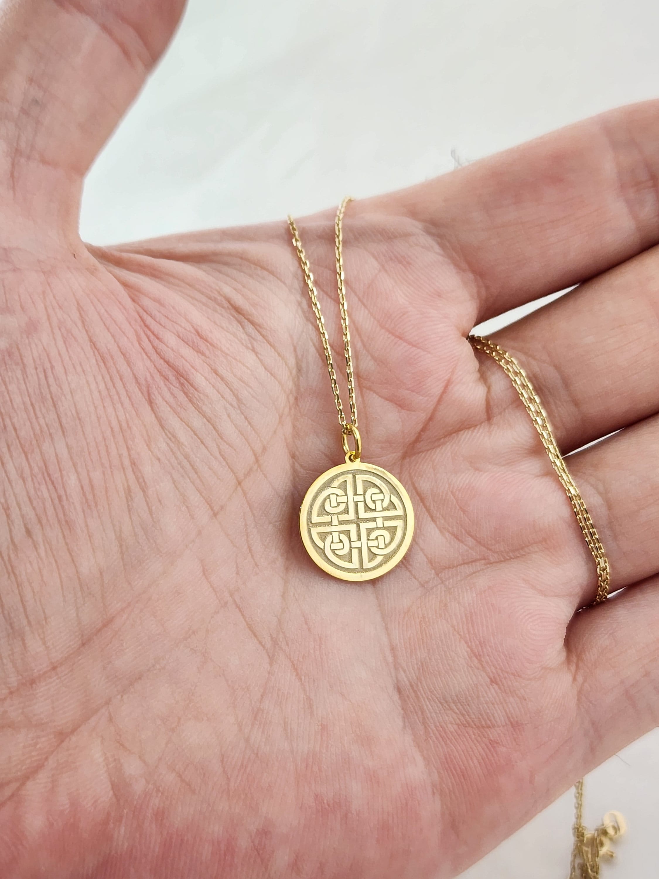 14k Solid Gold Dara Knot Necklace: Celtic Pendant - Etsy