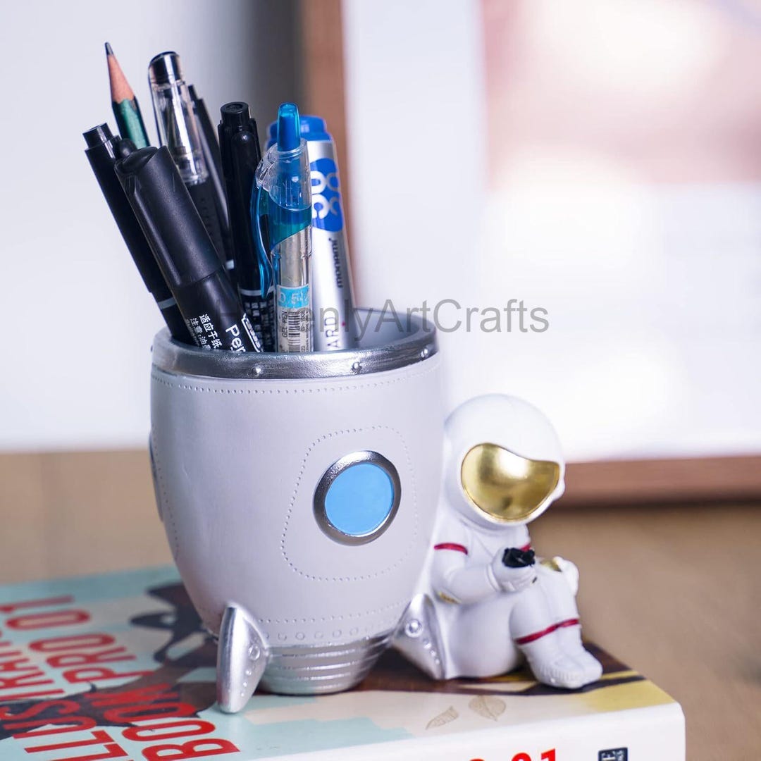 Resin Astronaut Pen Holder Pencil Holder Desk Accessories Marker Holder ...