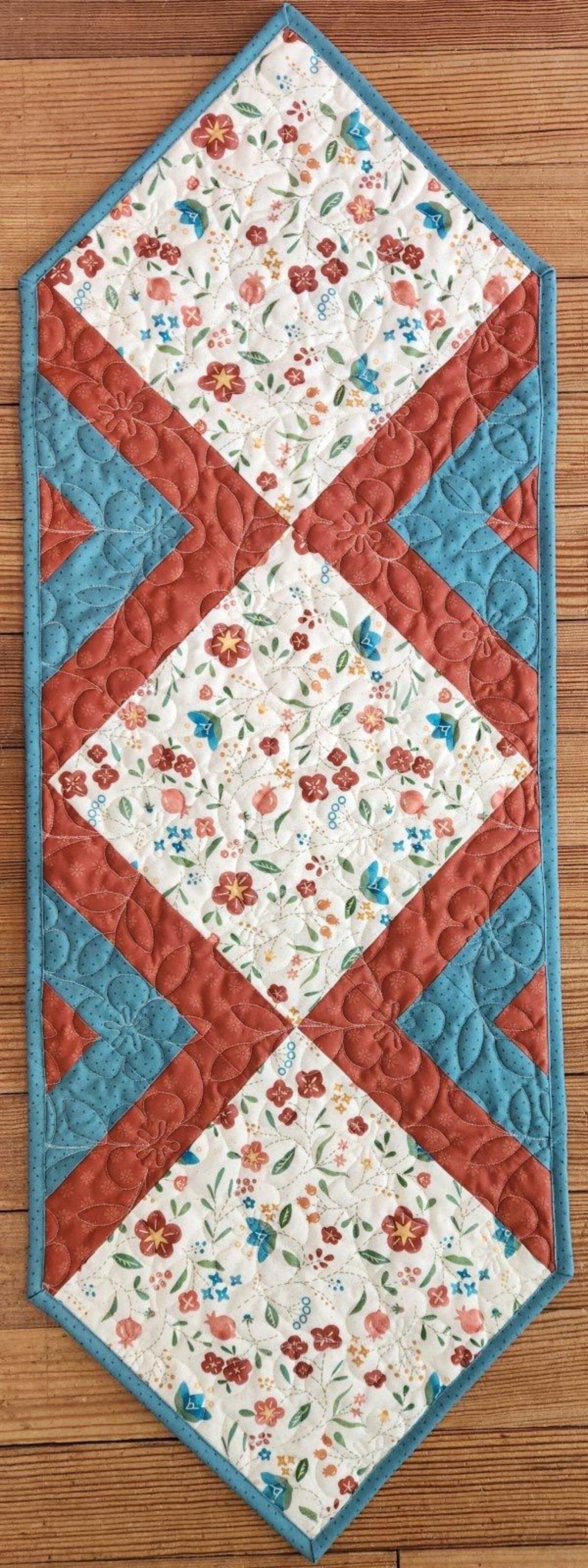 Woolly Whims Table Runner Quilt Kit: Pieced Tree Pattern, Cotton Fabric ...