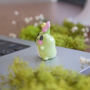 Cute Frog Daisy Pet Desk Buddy Clay Frog Figurine Frog Desktop Ornament ...