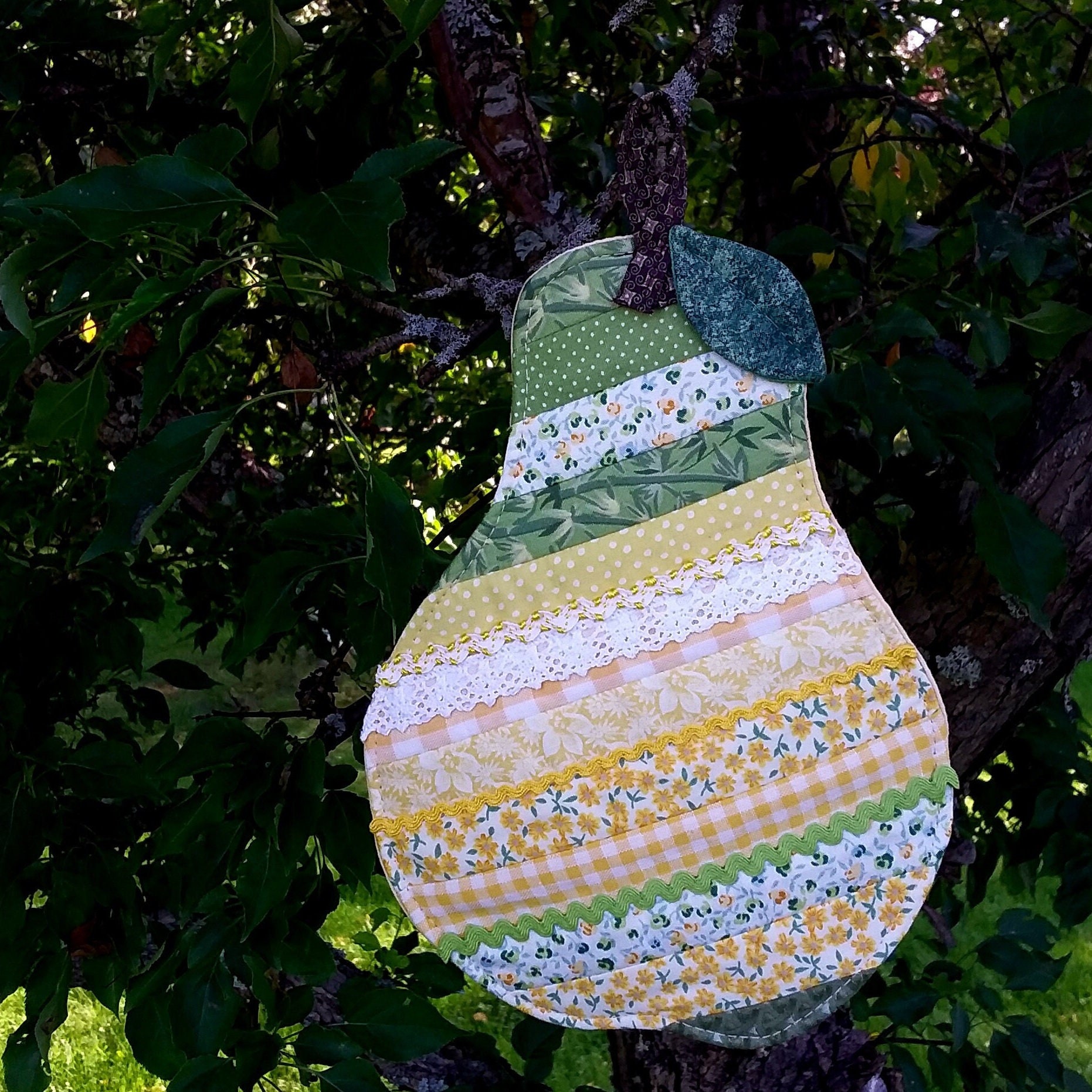 Decorative Patchwork and Machine Quilting Pot Holders 'pear ...