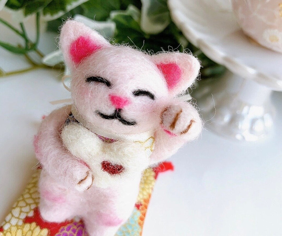 Handmade Japanese Maneki-neko, the Pink Cat Are Said to Bring Good Luck ...