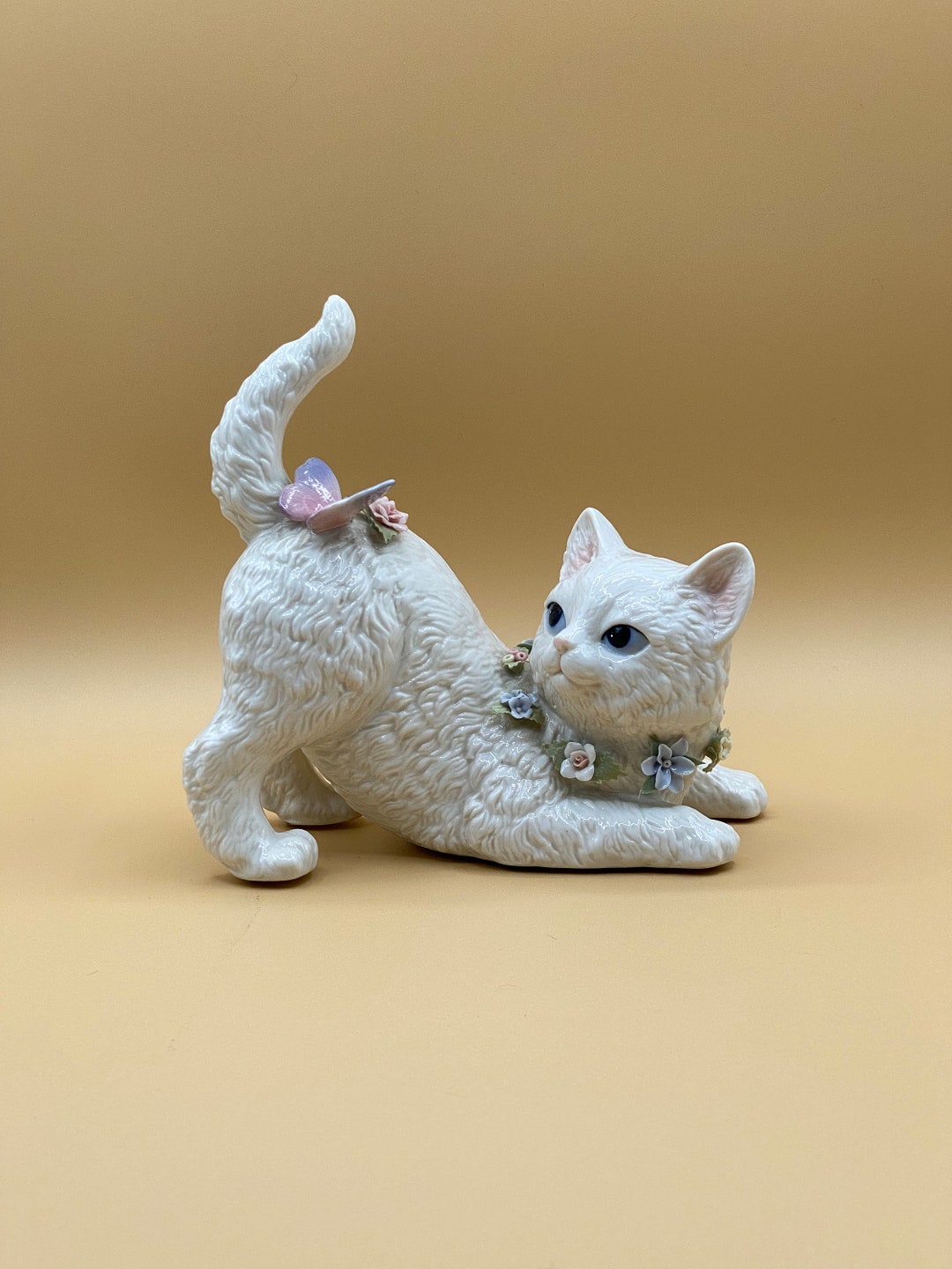 White Porcelain Cat Music Box With Raised Applied Flowers and a ...