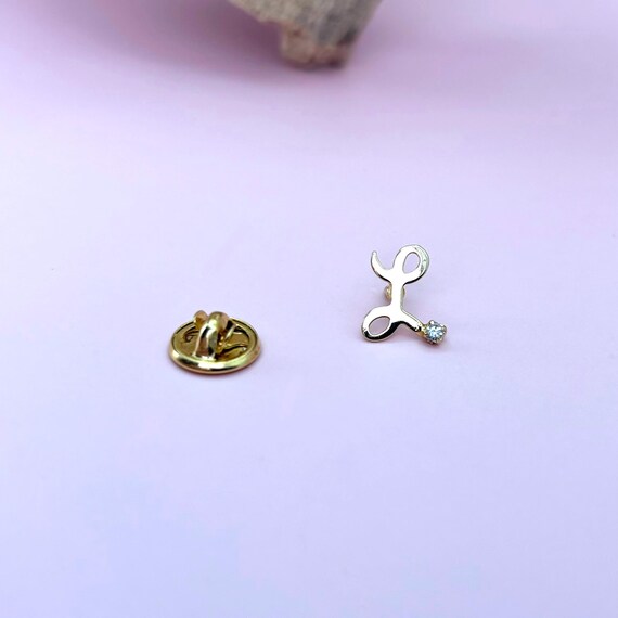 Vintage gold and diamond initial monogram pin in a cu… - Gem