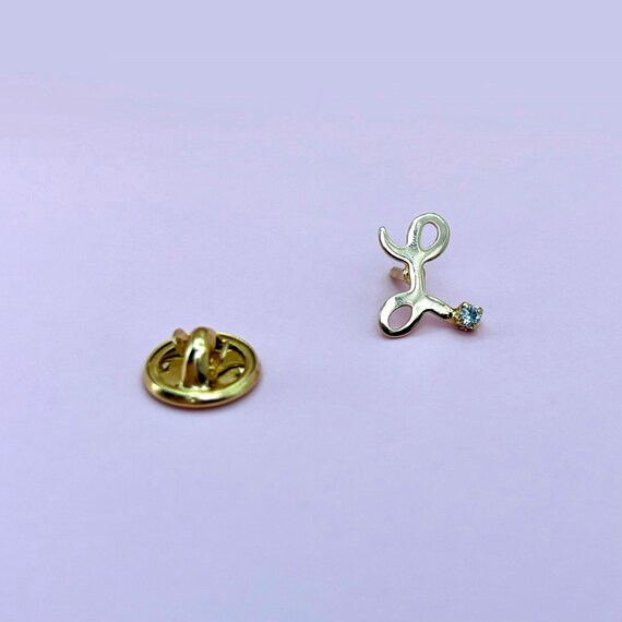 Vintage gold and diamond initial monogram pin in a cu… - Gem