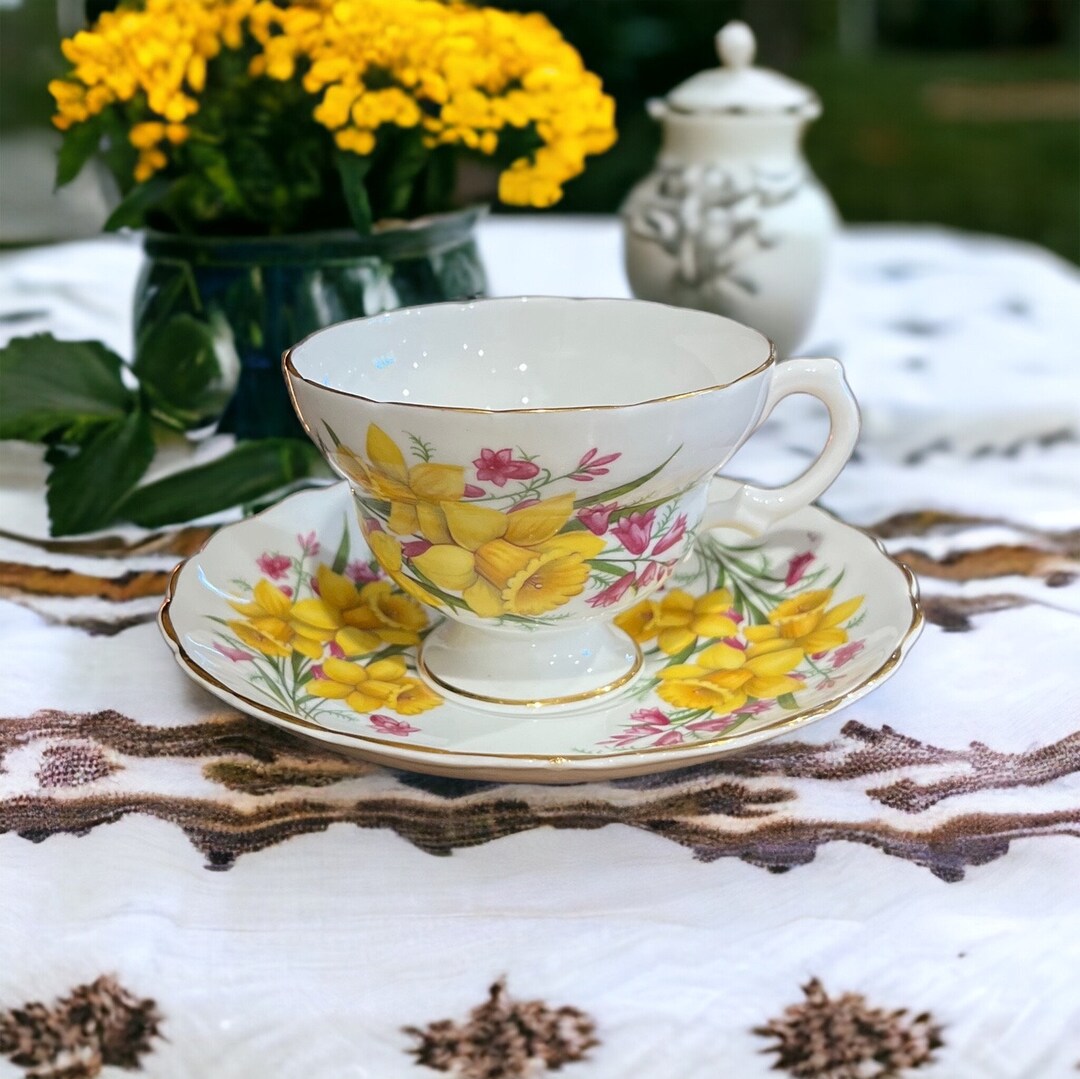 CLARE Bone China Yellow Daffodils and Berry Flowers Pedestal Vintage ...