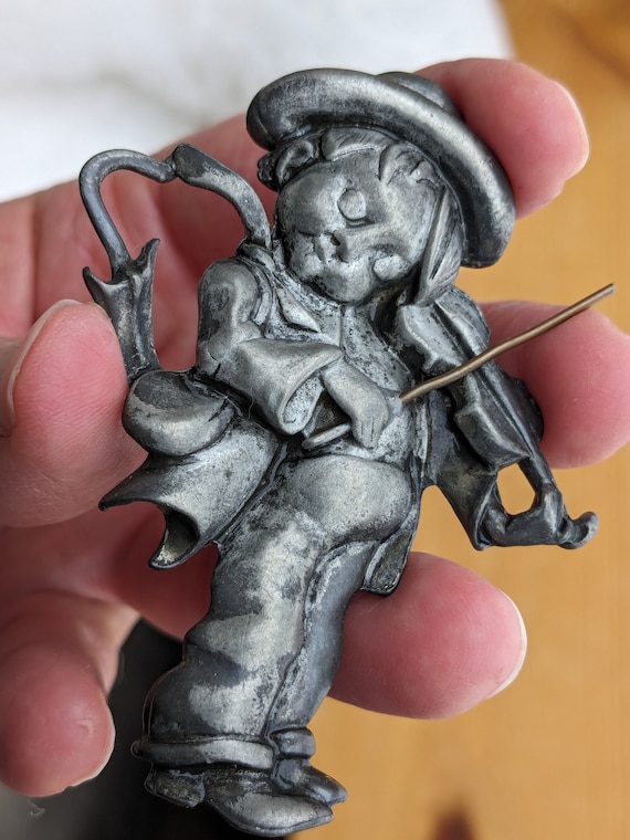 Pewter Silson Violinist boy brooch/pin - Gem