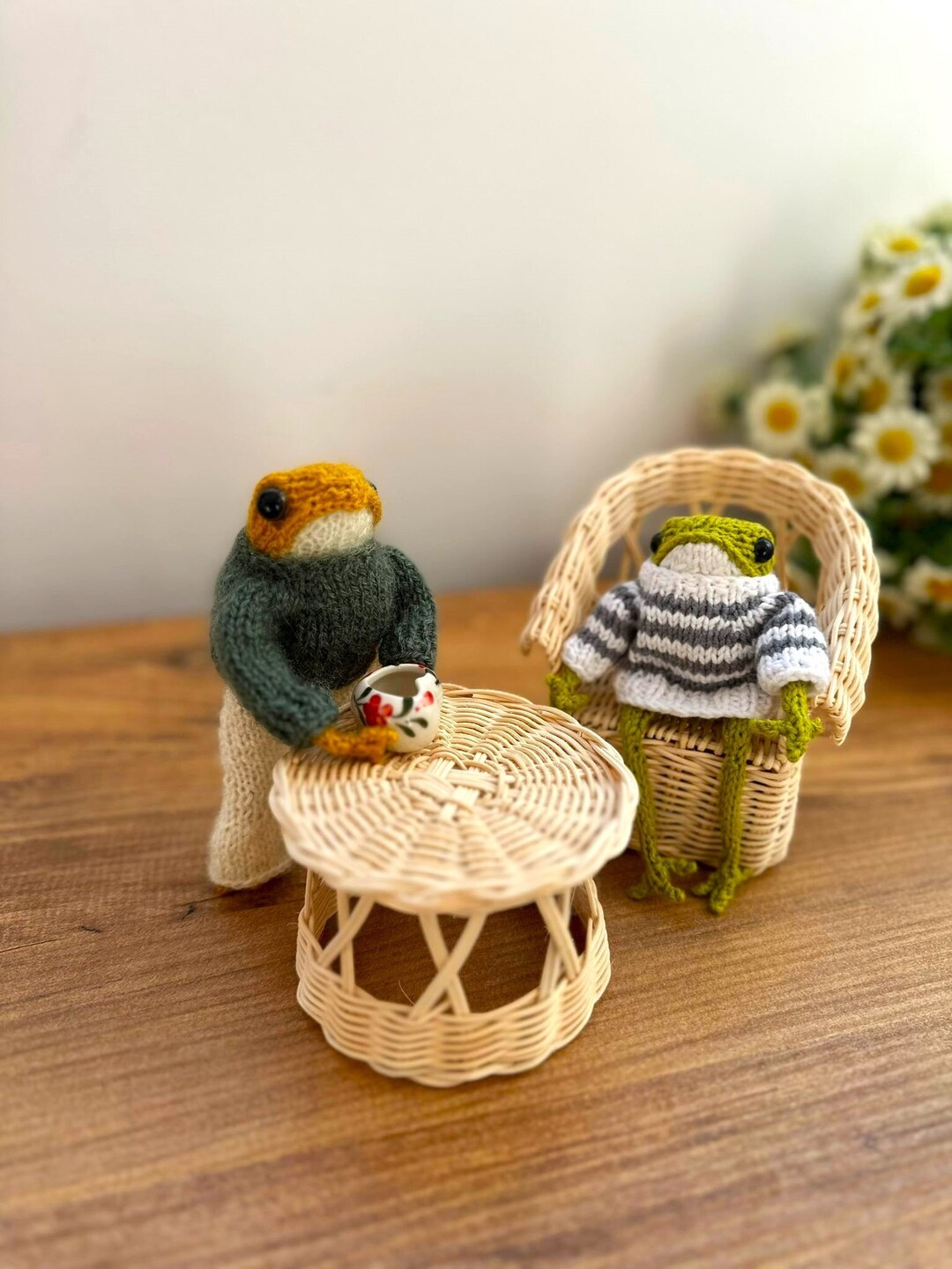 Crochet Frog Sitting on Wicker Chair, Miniature Frog Decor, Frog ...