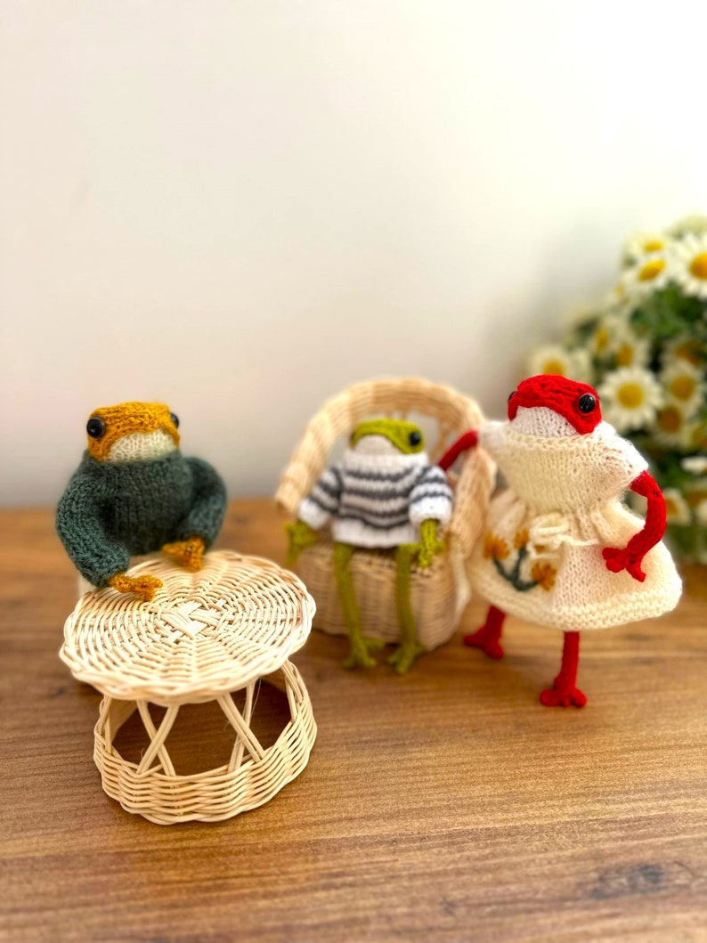 Crochet Frog Sitting on Wicker Chair, Miniature Frog Decor, Frog ...