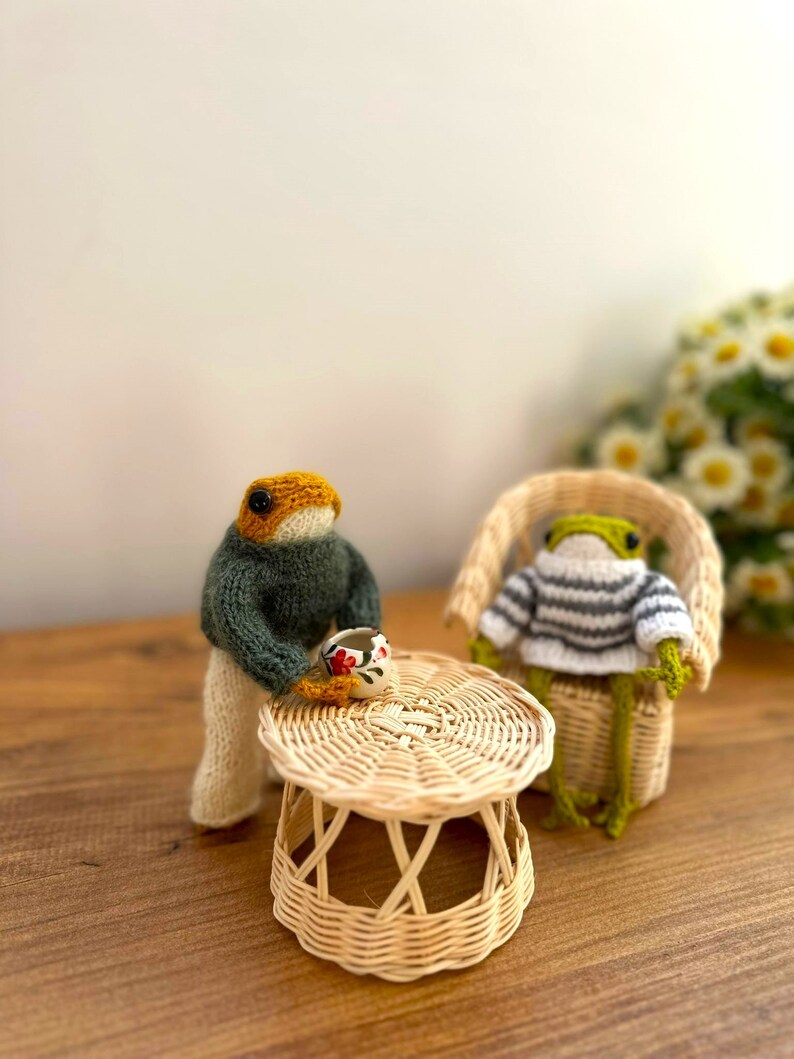 Crochet Frog Sitting on Wicker Chair, Miniature Frog Decor, Frog ...