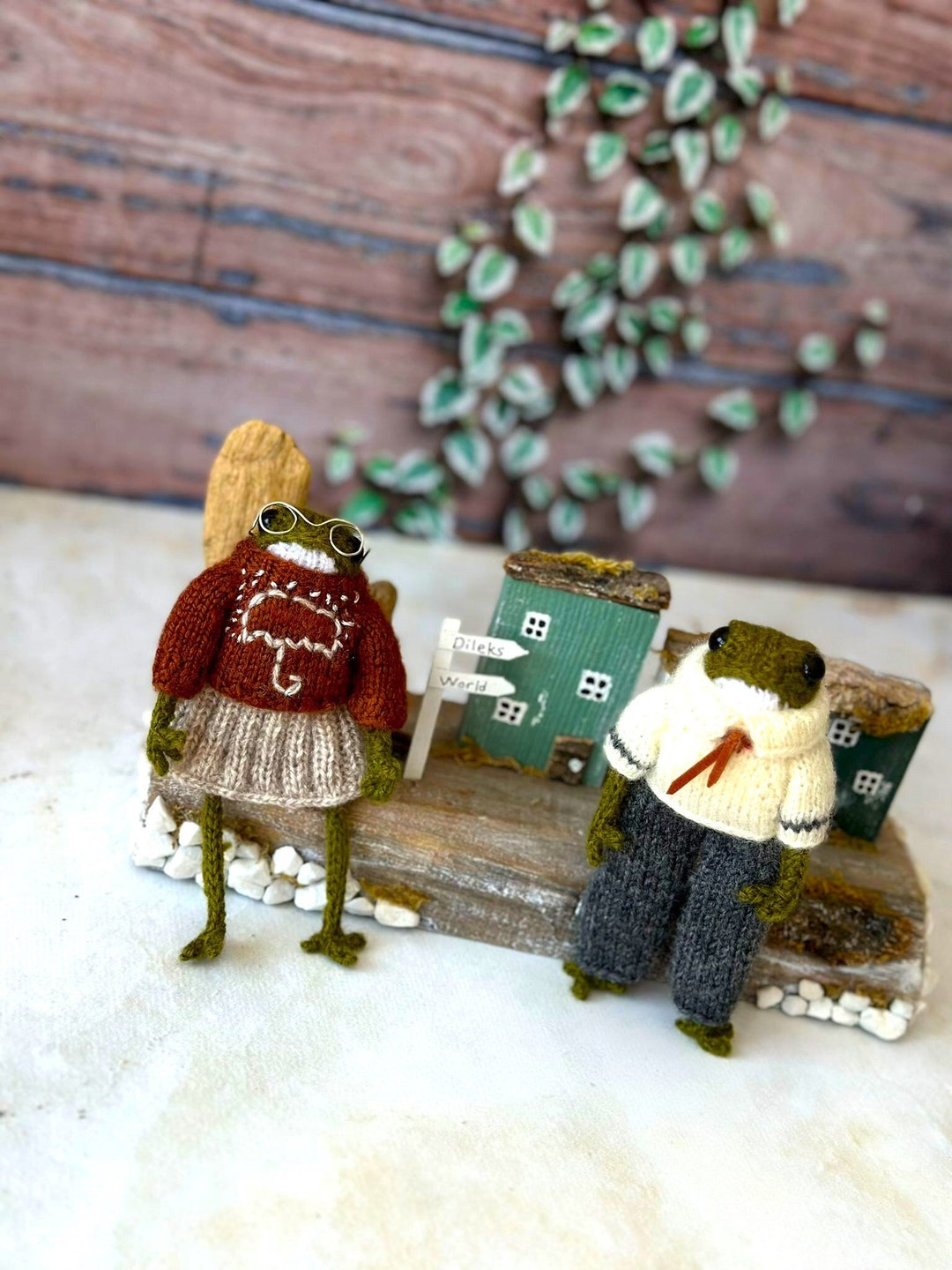 Set of 2 Mrs Frog and Mr.business Frog ,cute Frog With Her Coffee ...