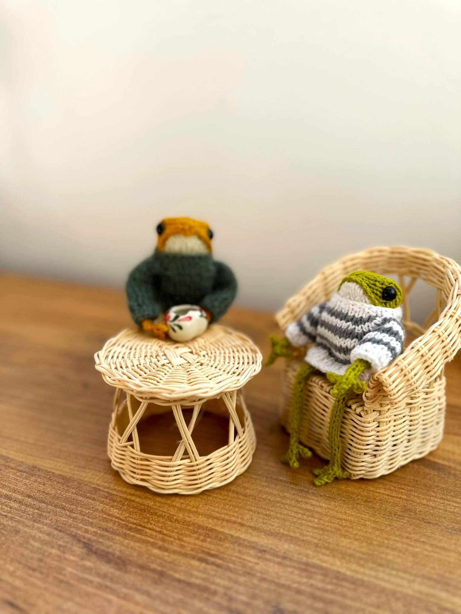 Crochet Frog Sitting on Wicker Chair, Miniature Frog Decor, Frog ...