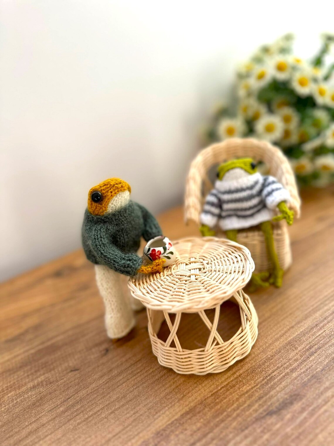Crochet Frog Sitting on Wicker Chair, Miniature Frog Decor, Frog ...