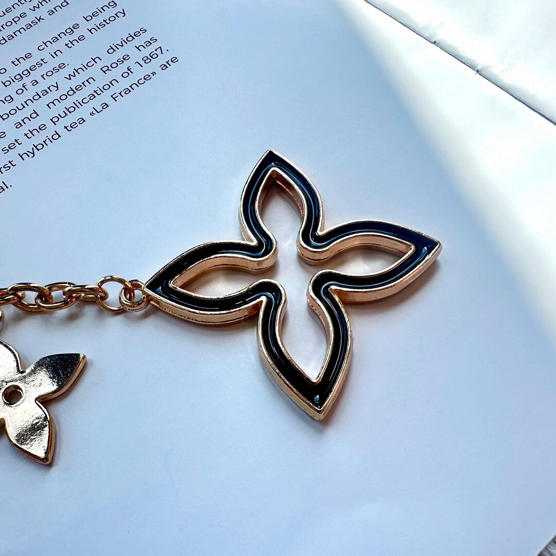 Luxury Gold Flower Keychain Elegant Floral Bag Charm for Women Gold ...