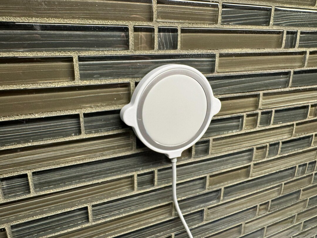 Wall Mounted Magsafe Charger for Displaying Apple Iphone, Command Strip ...