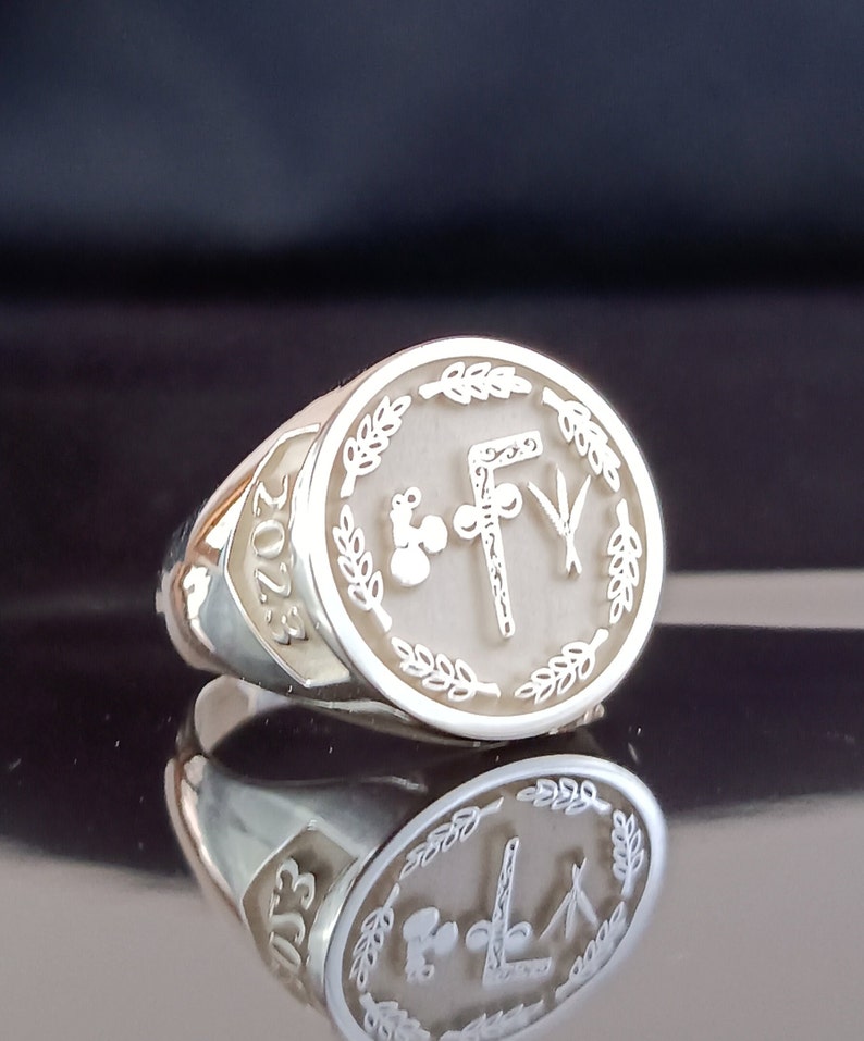 Family Crest Signet Ring: Custom Engraved Silver or Gold - Etsy