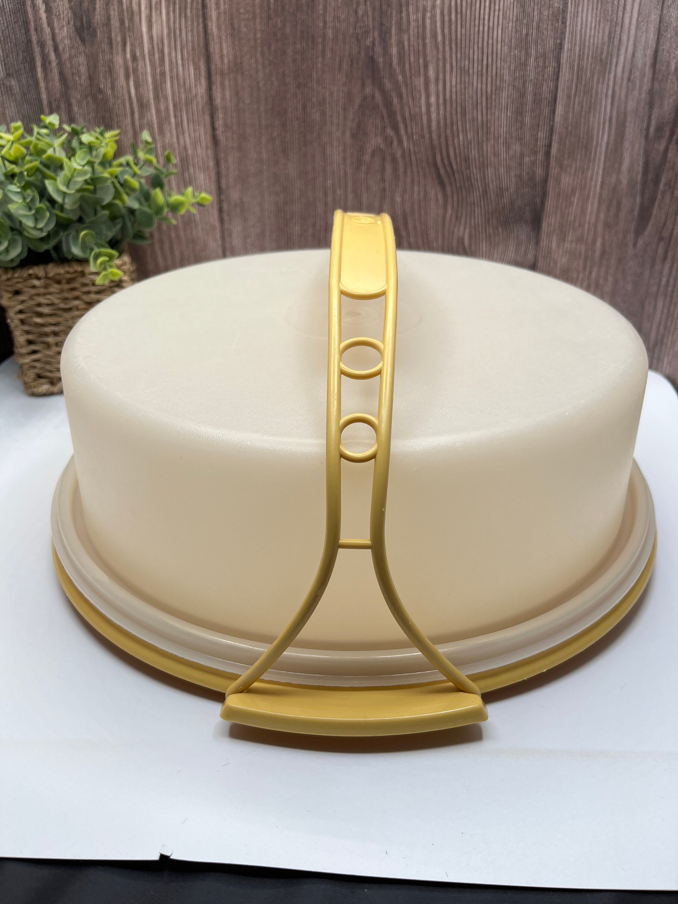 Vintage Tupperware Cake Pie Carrier, Harvest Gold, Vintage Tupperware ...