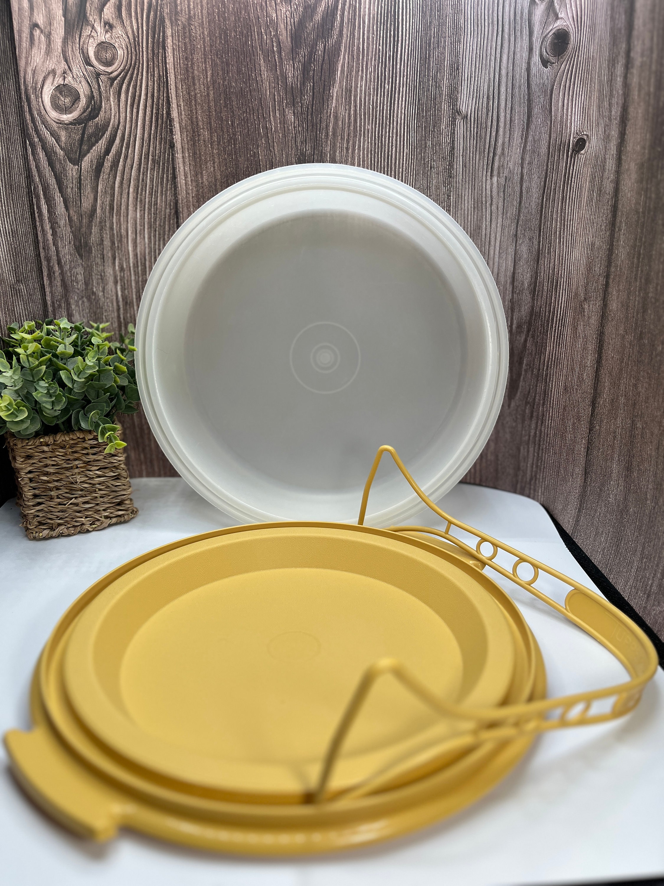 Vintage Tupperware Cake Pie Carrier, Harvest Gold, Vintage Tupperware ...