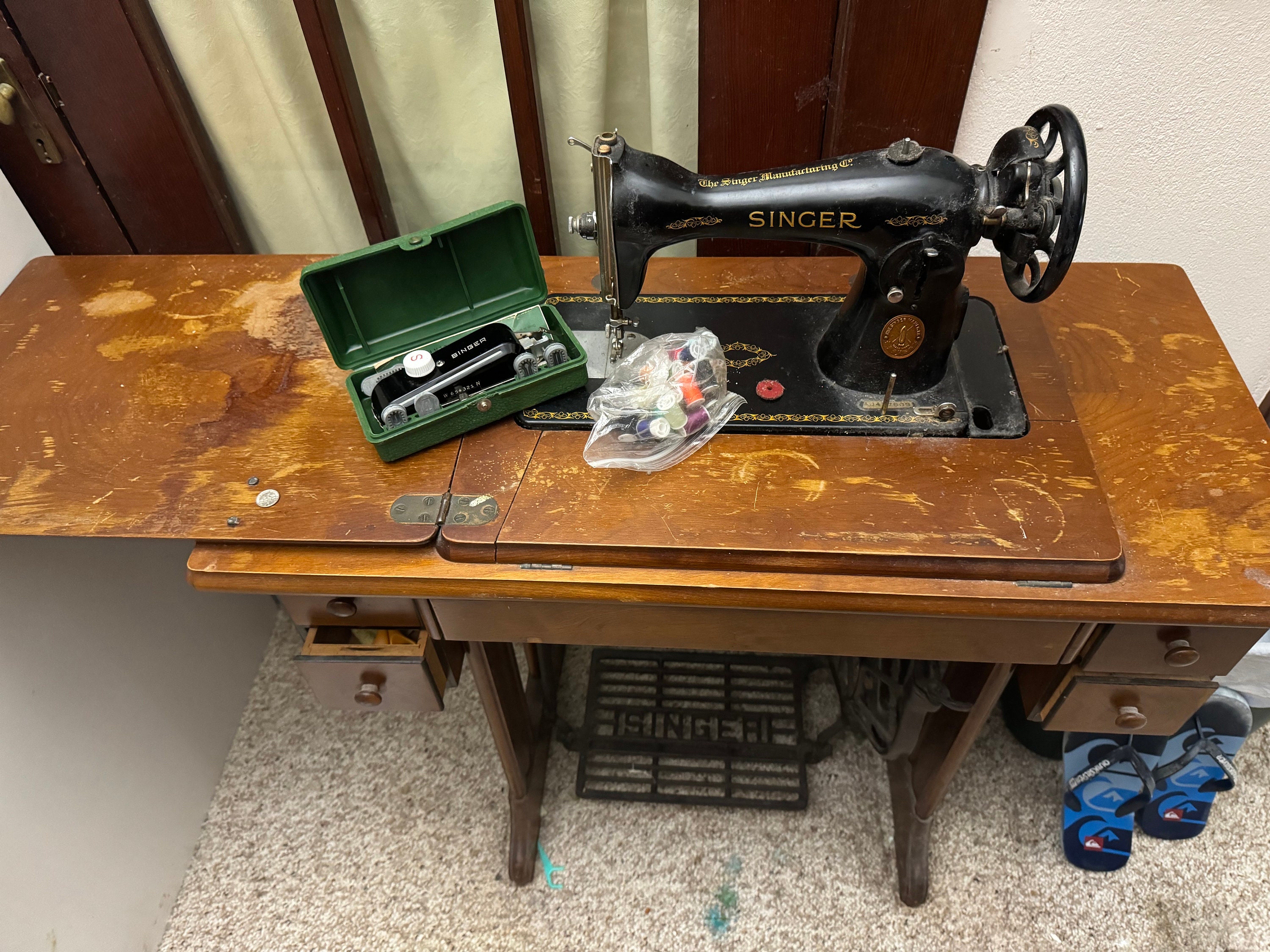 Vintage Singer Manufacturing Co. With Tools Table Singing Machine is ...