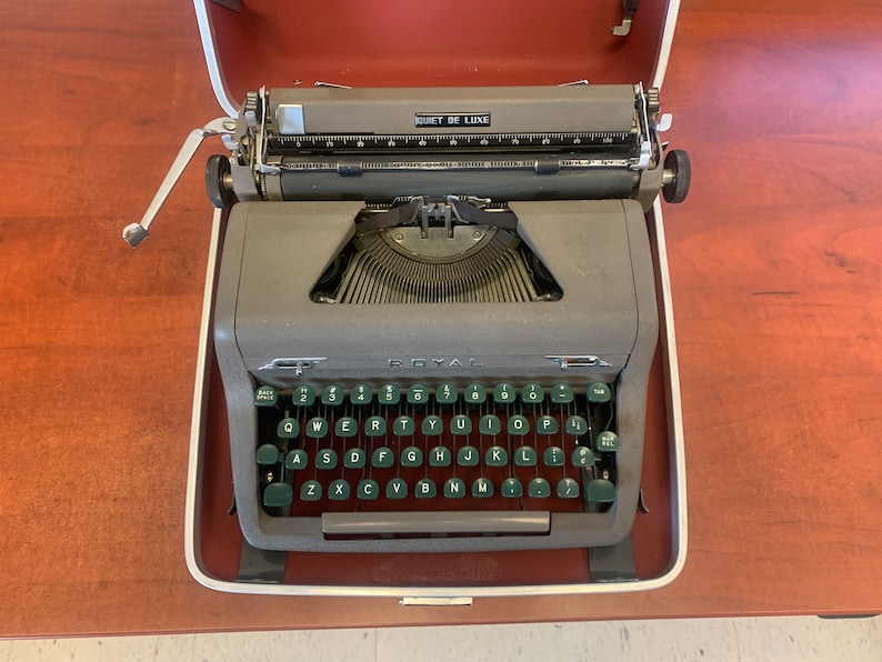 Vintage Royal Quiet Deluxe Portable Typewriter With Original Case ...