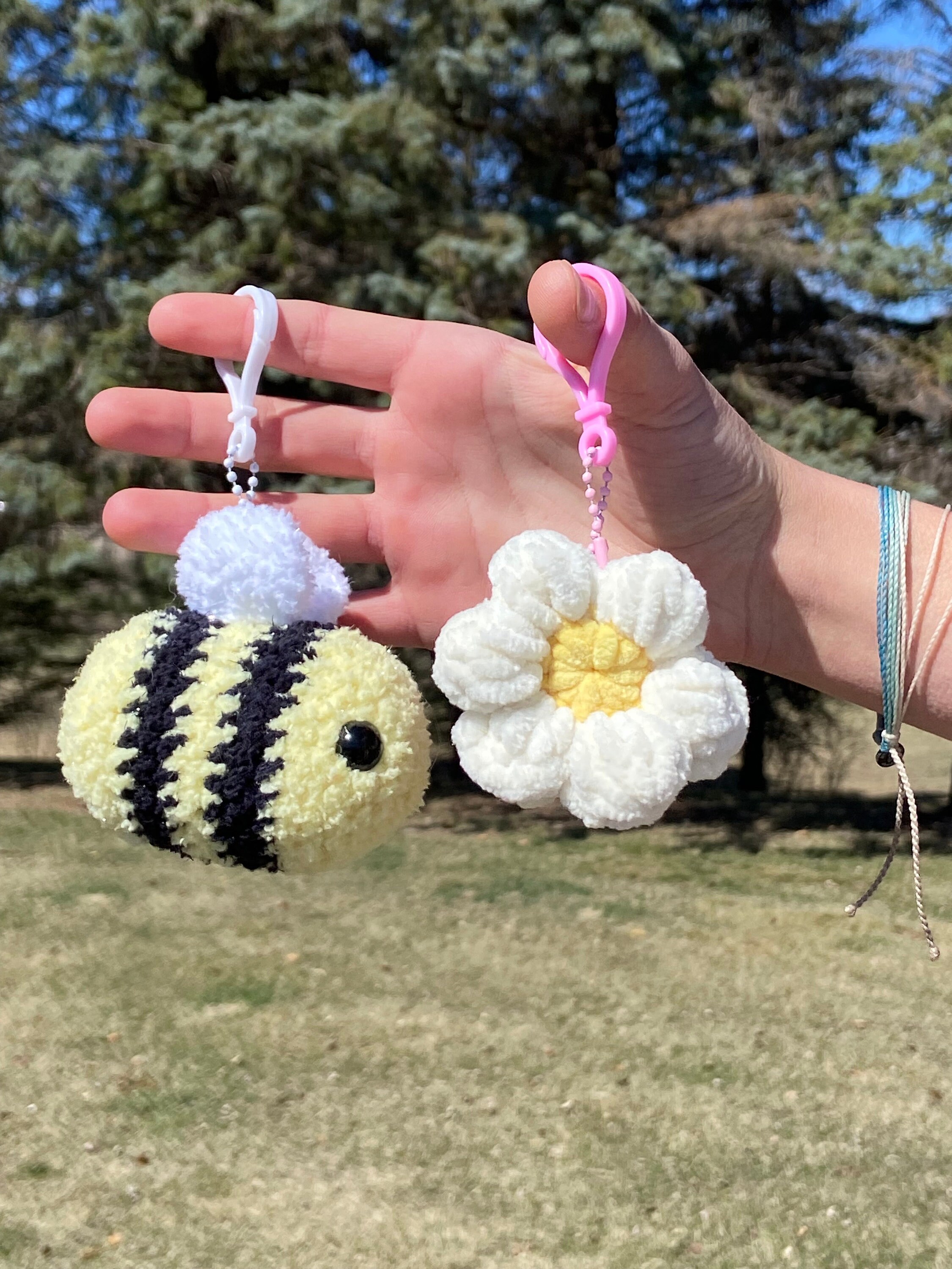 Keychain Bundle: Fuzzy Bee & White Flower - Etsy